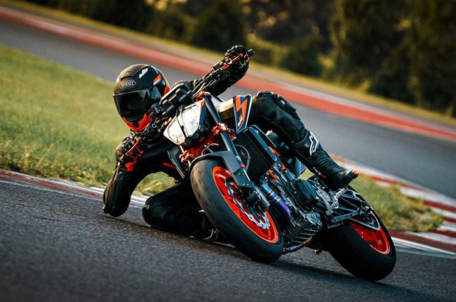 The 2022 KTM 890 Duke R will get a new colorway this February | MotoDeal