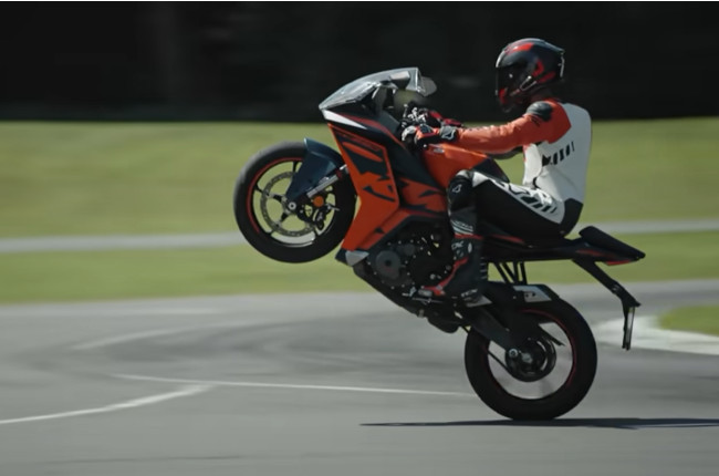 Watch Rok Bagoros stunt on the brand new 2022 KTM RC 390 | MotoDeal