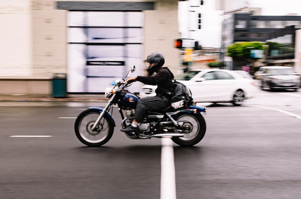 Here are some do’s and don’ts for riding in heavy traffic | MotoDeal